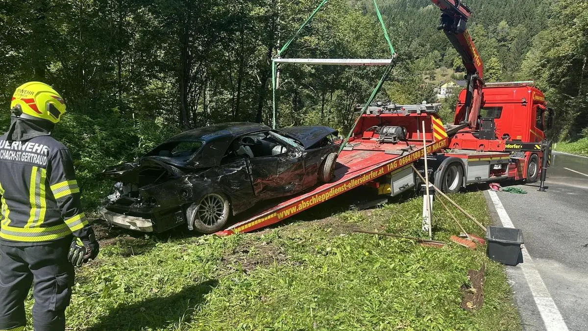 19-jähriger Kärntner prallt mit Auto gegen einen Felsen